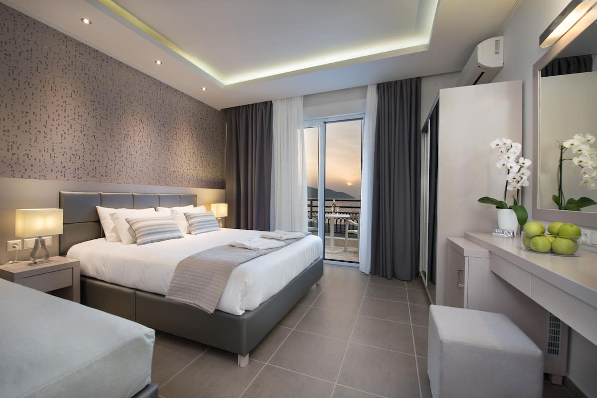 Quarto Duplo Superior, vista para o mar | Cofre com capacidade para portátil, secretária