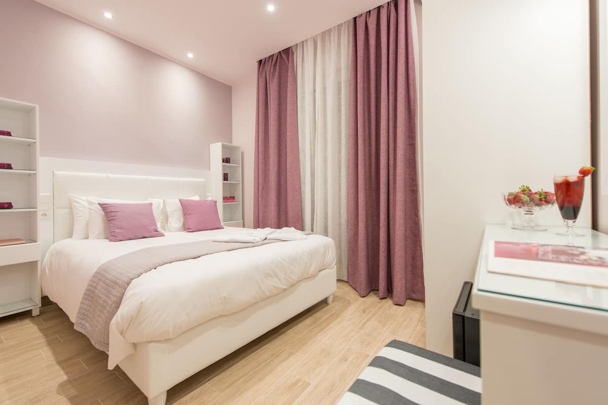 Quarto Individual | Cofre com capacidade para portátil, secretária
