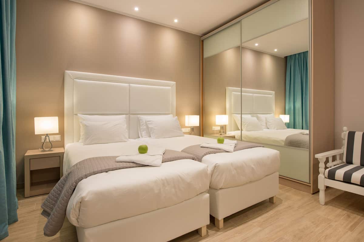 Quarto Clássico com Cama de Casal | Cofre com capacidade para portátil, secretária