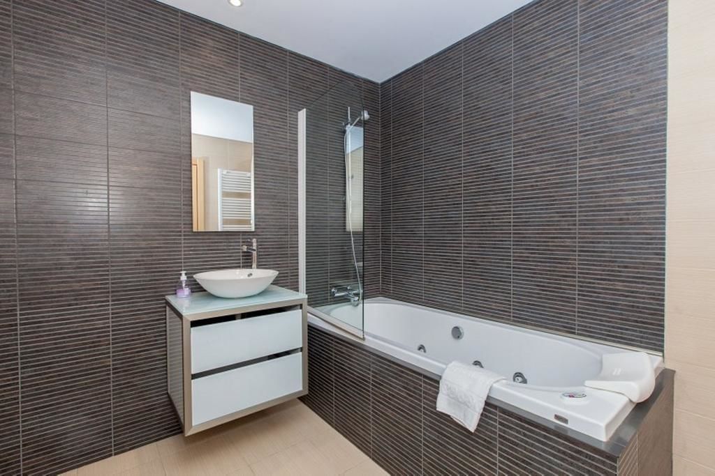 Apartamento, 2 quartos, terraço, vista para o jardim | Casa de banho | Um polibã e uma banheira separados, um secador de cabelo 