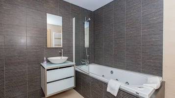 Apartamento, 2 quartos, terraço, vista para o jardim | Casa de banho | Um polibã e uma banheira separados, um secador de cabelo