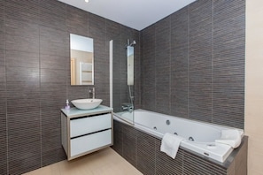 Apartamento, 2 quartos, terraço, vista para o jardim | Banheiro | Banheira e chuveiro separados, secador de cabelo, toalhas de banho