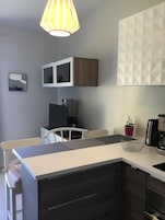 Quarto Deluxe | Cozinha privada | Uma cafeteira/bule, uma chaleira elétrica