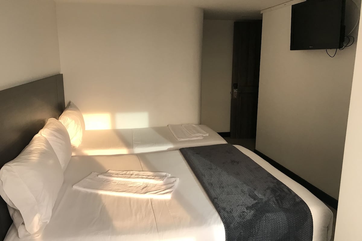 Cofres nos quartos, escrivaninha, Wi-Fi de cortesia, roupa de cama