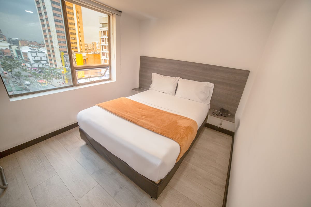 Cofres nos quartos, escrivaninha, Wi-Fi de cortesia, roupa de cama