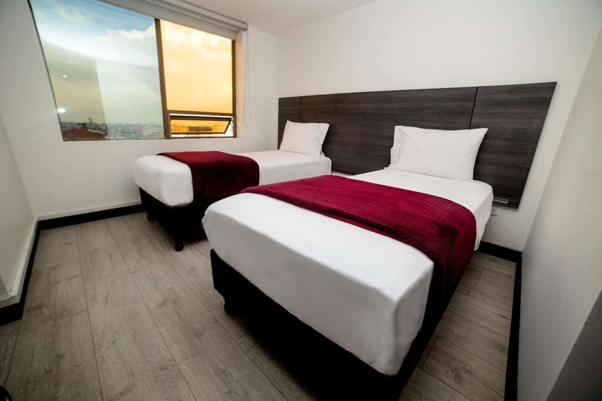 Cofres nos quartos, escrivaninha, Wi-Fi de cortesia, roupa de cama