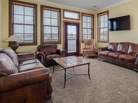 Lounge. Main Street Inn