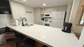 Apartamento em Condomínio Fechado, 1 quarto | Cozinha privada | Um micro-ondas, uma máquina de lavar louça, uma cafeteira/bule