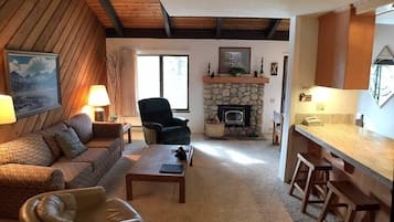 Apartamento em Condomínio Fechado, 2 quartos | Sala de estar | Televisor, lareira