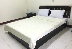 Quarto casal standard | Escrivaninha, Wi-Fi de cortesia, roupa de cama