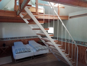 Quarto Familiar, várias camas, casa de banho partilhada | Minibar, ferro/tábua de engomar, Wi-fi grátis, roupa de cama fornecida 