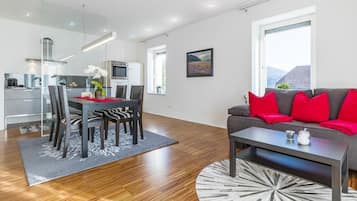 Apartamento, terraço | Sala | TV de ecrã plano