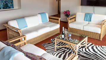 Penthouse, 2 quartos, 2 casas de banho | Sala de estar | TV de ecrã plano