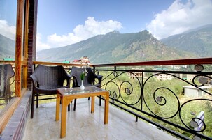 Quarto superior, vista para a montanha | Sacada