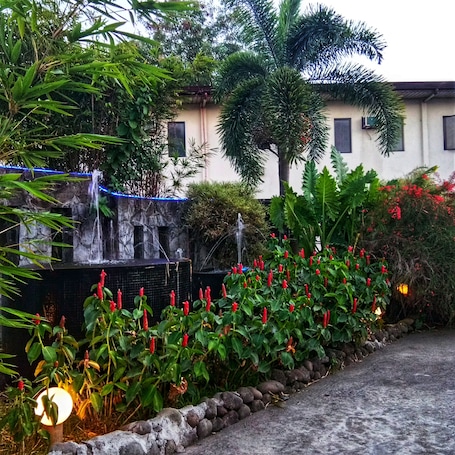 Terrenos do alojamento. Asiatel Hotel, Sta. Rosa, Laguna