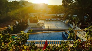 Piscina externa sazonal, guarda-sóis, espreguiçadeiras