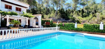 Piscina externa sazonal, guarda-sóis, espreguiçadeiras