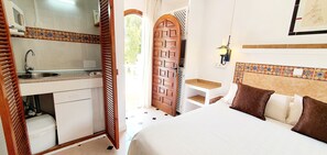 Estúdio clássico, 1 cama de casal, cozinha americana, vista para a piscina | Cozinha privada | Geladeira, micro-ondas, cooktop, chaleira elétrica