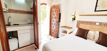 Estúdio clássico, 1 cama de casal, cozinha americana, vista para a piscina | Cozinha privada | Geladeira, micro-ondas, cooktop, chaleira elétrica