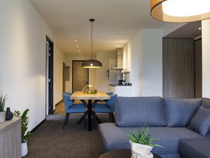 Quarto, 2 quartos | Roupa de alta qualidade, cofre no quarto, secretária 