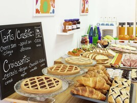 Pequeno-almoço mediante uma taxa 