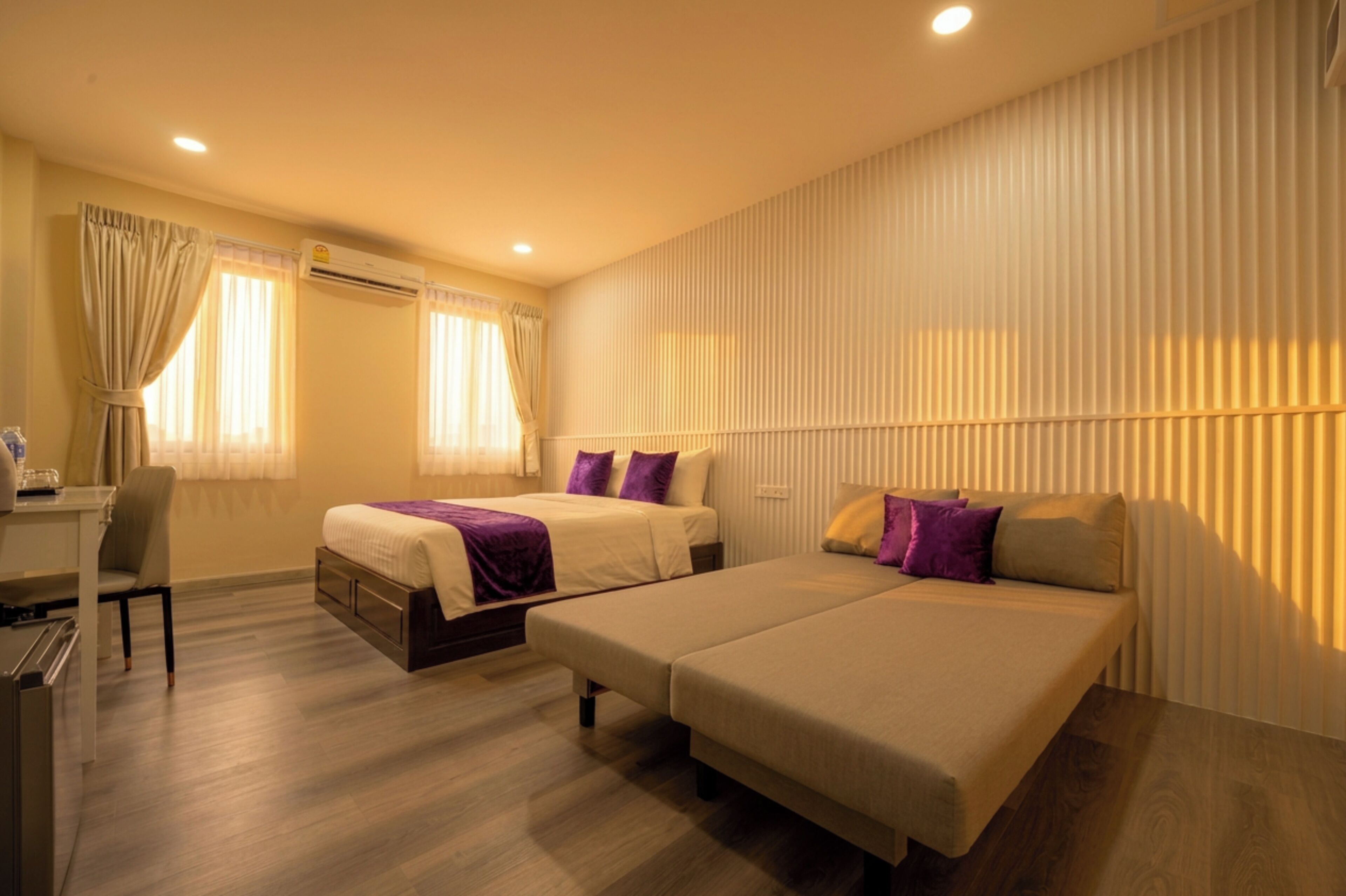 Quarto triplo clássico | Escrivaninha, espaço de trabalho para notebook, quartos à prova de som