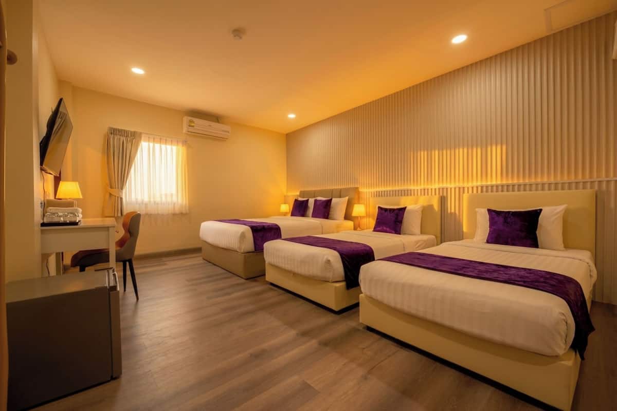 Quarto quádruplo clássico | Escrivaninha, espaço de trabalho para notebook, quartos à prova de som