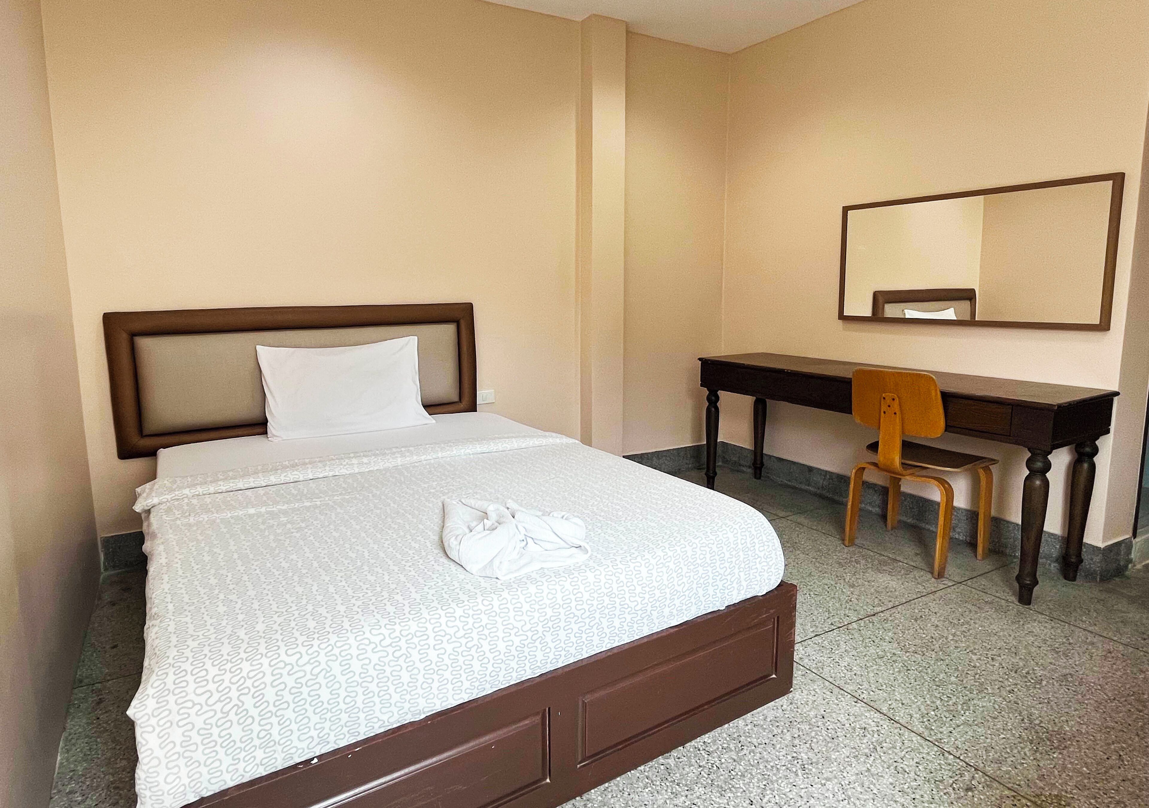 Quarto Duplo ou Twin Básico | Secretária, secretária adequada para computadores portáteis 