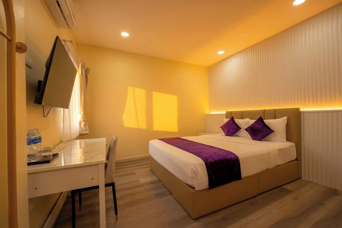 Quarto casal básico | Escrivaninha, espaço de trabalho para notebook, quartos à prova de som