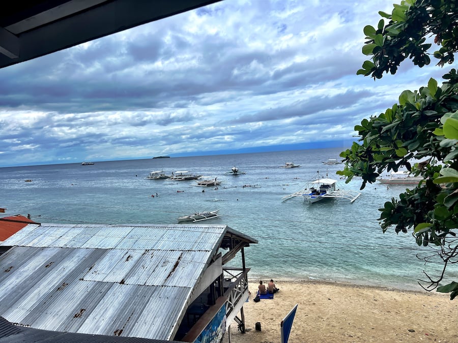 Pequenos-almoços, almoços, jantares servidos, com vista para o oceano