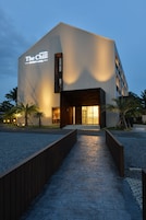 Fachada da propriedade à noite