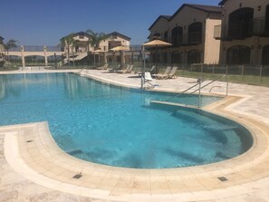Piscina externa sazonal, funciona das 9h às 18h, guarda-sóis