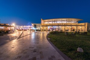 Fachada da propriedade à noite