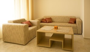 Estúdio | Sala de estar | Televisor de 21 polegadas com canais por cabo, ténis de mesa 