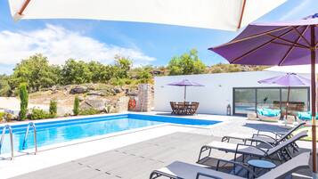 Piscina exterior sazonal, da(s) 9:00 à(s) 20:00, espreguiçadeiras