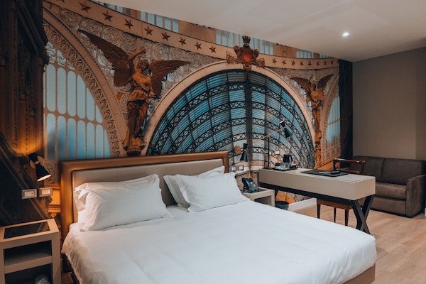 SUITE WITH GALLERY & TOLEDO STREET VIEW | Roupa de alta qualidade, camas de colchão viscoelástico, minibar