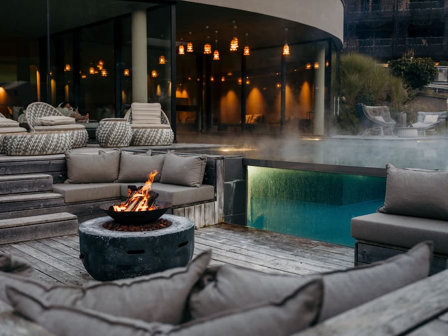 Piscina interna, piscina externa, espreguiçadeiras