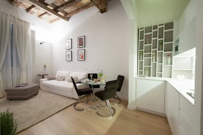 Apartamento, 1 quarto | Sala de estar | Televisor 