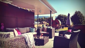 Terraço com espreguiçadeiras