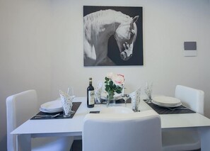 Apartamento, 1 quarto | Refeições no quarto