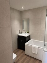 Quarto casal standard, 1 cama King | Banheiro | Chuveiro, produtos de toalete grátis, secador de cabelo