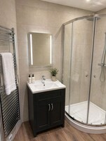 Quarto Duplo Standard, 1 cama king-size | Casa de banho | Um polibã, artigos de higiene pessoal grátis, um secador de cabelo 
