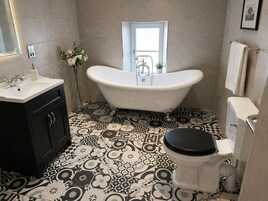 Quarto casal standard, 1 cama King | Banheiro | Chuveiro, produtos de toalete grátis, secador de cabelo 