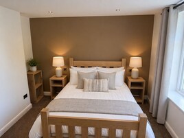 Quarto Duplo Standard, 1 cama king-size | Com decoração personalizada, com mobília individualizada, secretária 