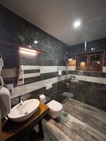 Quarto casal luxo | Banheiro | Chuveiro, produtos de toalete grátis, toalhas de banho 
