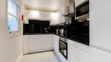 Apartamento, casa de banho privativa, Vista para a cidade | Cozinha privada | Um frigorífico/congelador grande, um micro-ondas, um forno