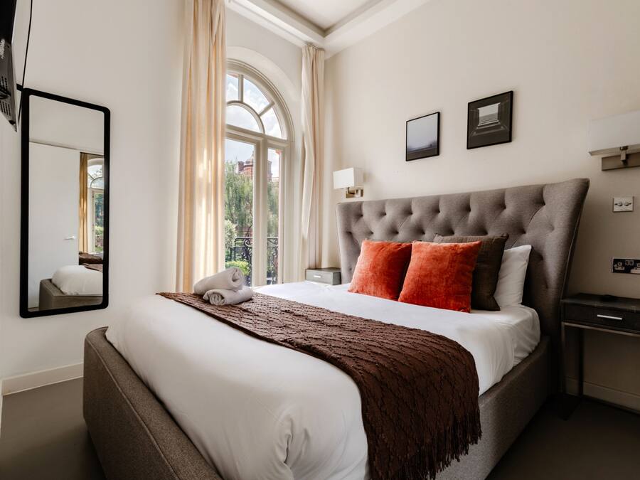 Apartamento Superior, casa de banho anexa | Lençóis de algodão egípcio, roupa de alta qualidade, cofre no quarto