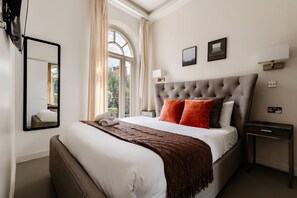Apartamento Superior, casa de banho anexa | Lençóis de algodão egípcio, roupa de alta qualidade, cofre no quarto 