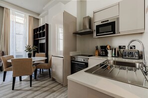 Apartamento conforto, banheiro privativo, vista para a cidade | Cozinha privada | Geladeira grande, micro-ondas, fogão, cooktop
