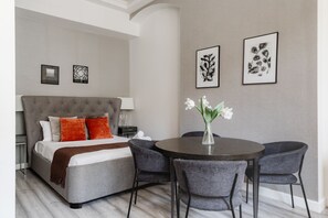 Estúdio Comfort, casa de banho privativa, Vista para a cidade | Lençóis de algodão egípcio, roupa de alta qualidade, cofre no quarto 